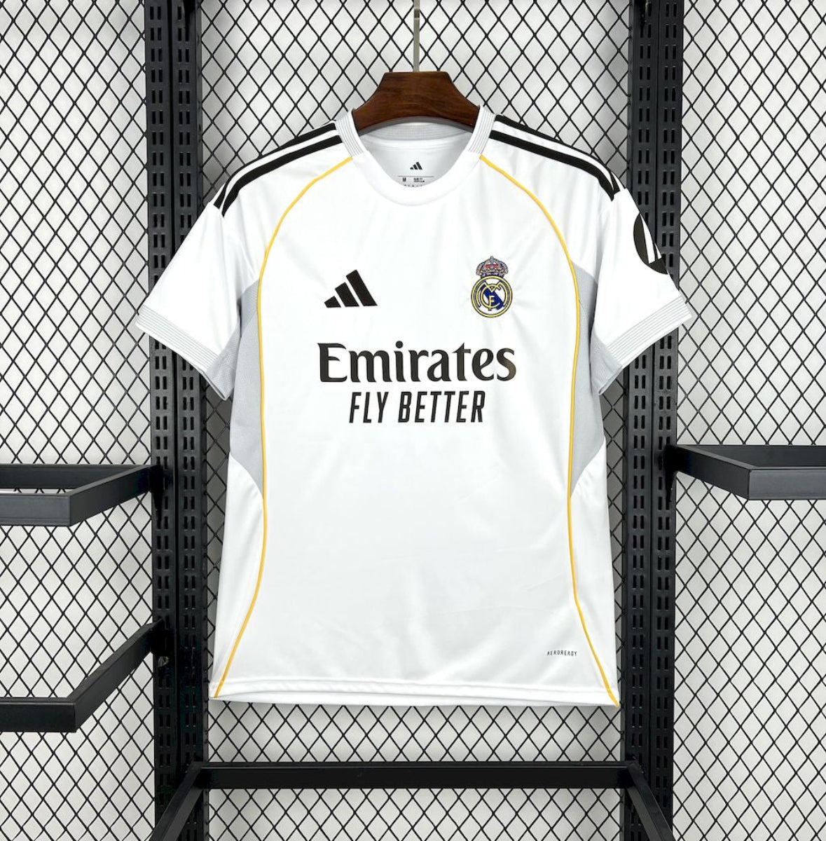 Camiseta Real Madrid 2025–26 – Blanco puro con ribetes amarillos ...
